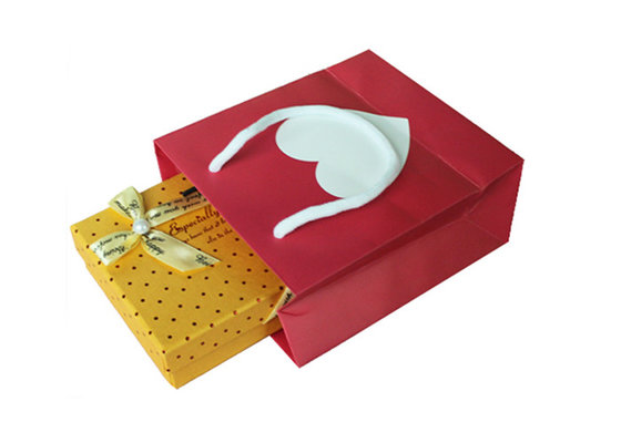 Matte Lamination Personalized Paper Carrier Bags With Heart Shaped Printing