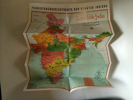 Folded flyer printing, tri-fold flyer printing, big size flyer printing, art paper booklets printing supplier