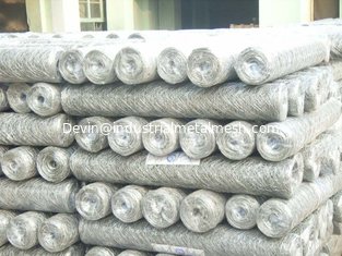 China Galvanized/PVC hexagonal wire mesh for cattle,horse, sheep,poutry and other animal and poutry fence supplier