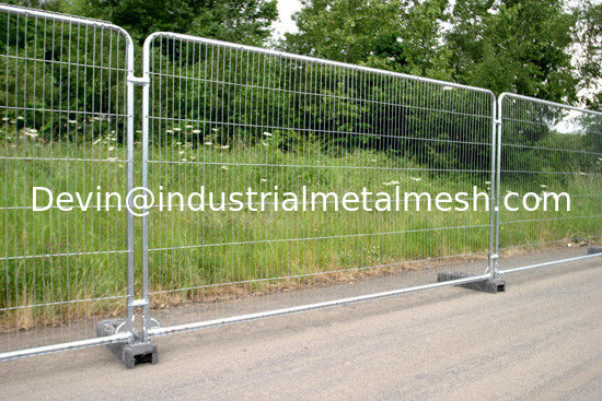 AS 4687 standard 2400x2100mm temporary fencing with concrete block and clamps for Canada supplier