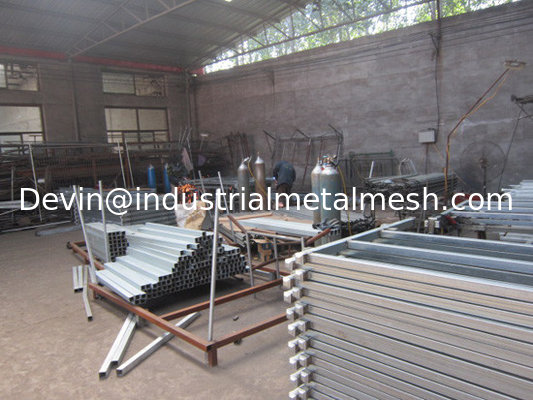 AS 4687 standard 2400x2100mm temporary fence panels with concrete block and clamps for New Zealand supplier