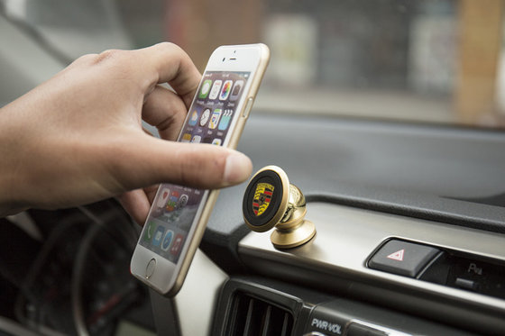 China Car Magnet 360 Rotating Magnetic Car Dashboard Phone Holder Magnetic Car Mobile Holder distributor