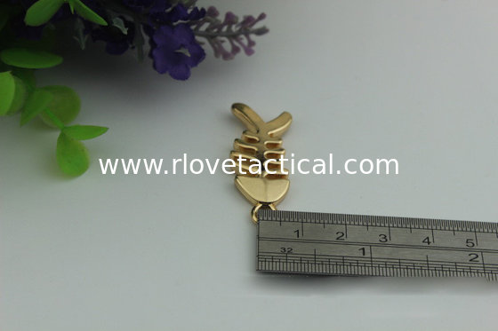 Small light gold fish bones pattern zinc alloy metal handbag logo label tags for sales