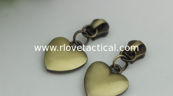 Guangzhou bag accessories zinc alloy 4 color 5# zipper slider with heart pattern metal zipper puller