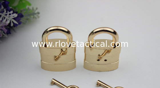 Custom high quality 3 size zinc alloy light gold decorate handbag metal turn lock with key