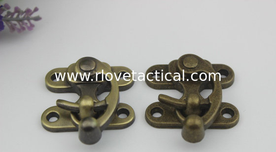 Durable classical hanging brush anti brass color zinc alloy wooden box clip locks