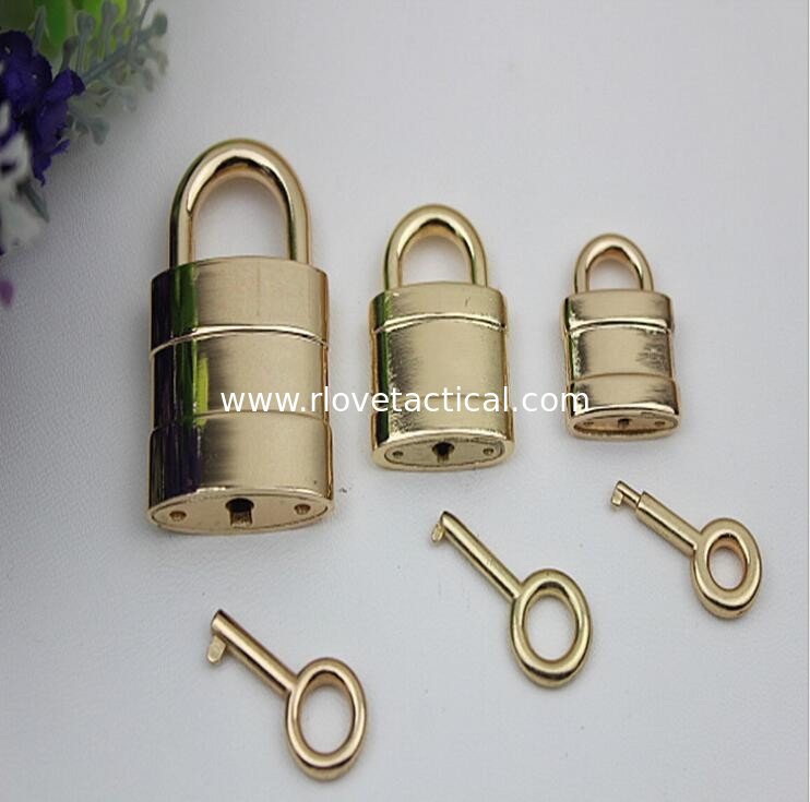 Custom high quality 3 size zinc alloy light gold decorate handbag metal turn lock with key