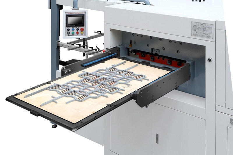 High Speed Roll Paper Flat Die Cutting Machine , Paper Creasing Machine For Gift Box