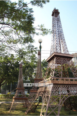 Handmade Large Metal Sculpture Ornaments of The Eiffel Tower for Home Decoration or Garden Decor Indoors and Outdoors