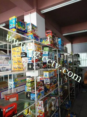 Sample Toys Miscellaneous, many quantities sold by weight price