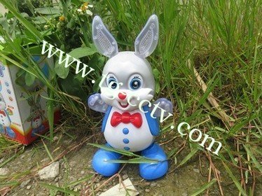 New hot sale toy, electric lighting toy, can sing and dance, walking swing rabbit, flashlight toy