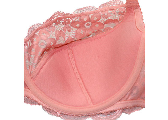 Les soutiens-gorge complètement figure roses confortables de satin de jacquard lacent très bien la lingerie
