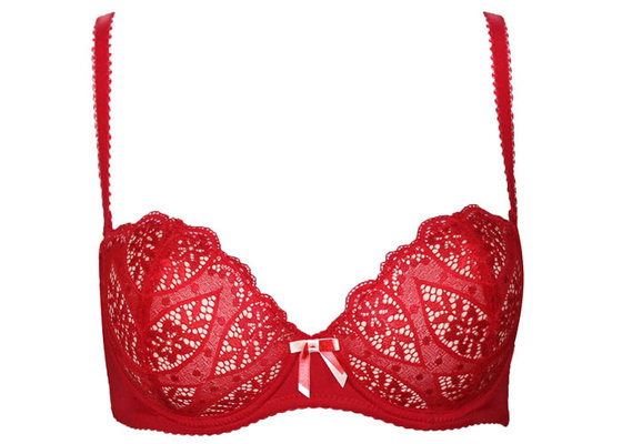 La dentelle sexy centrée par normale soulèvent les bandoulières sensibles avant de soutiens-gorge