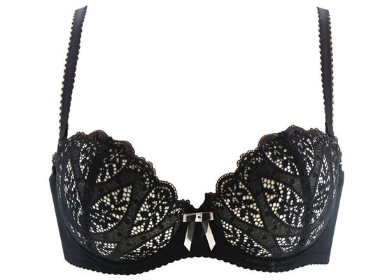 La dentelle sexy centrée par normale soulèvent les bandoulières sensibles avant de soutiens-gorge