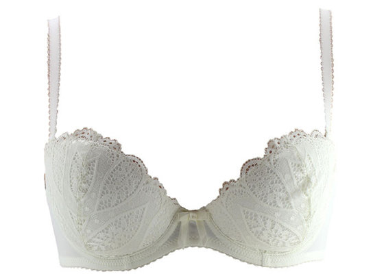 La dentelle sexy centrée par normale soulèvent les bandoulières sensibles avant de soutiens-gorge