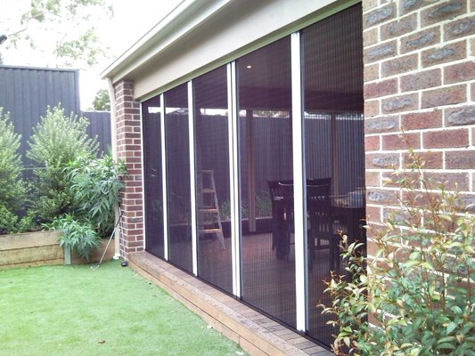 Trackless pleated mesh door with aluminum alloy frame and plated fly screens