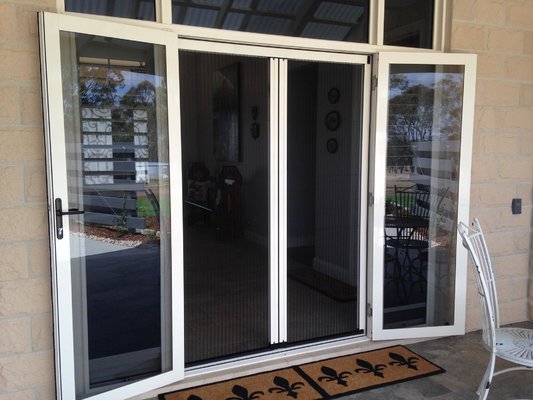Trackless pleated mesh door with aluminum alloy frame and plated fly screens