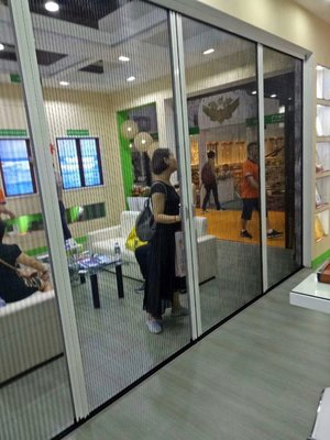 Flexibility reliability beauty Barrier-free folding insect screen door