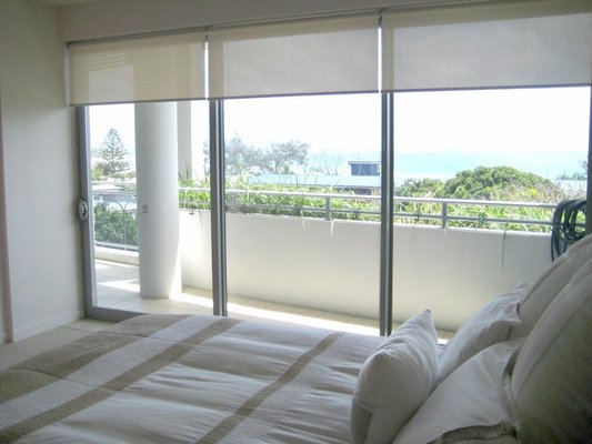 Wireless remote control motorized roller blind with tubular motor