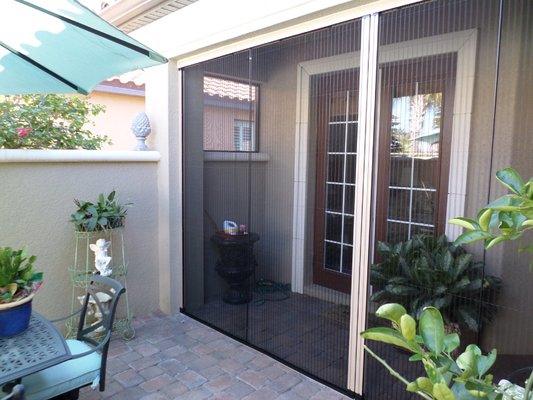 Oversized applications no bottom track collapsible mosquito mesh door