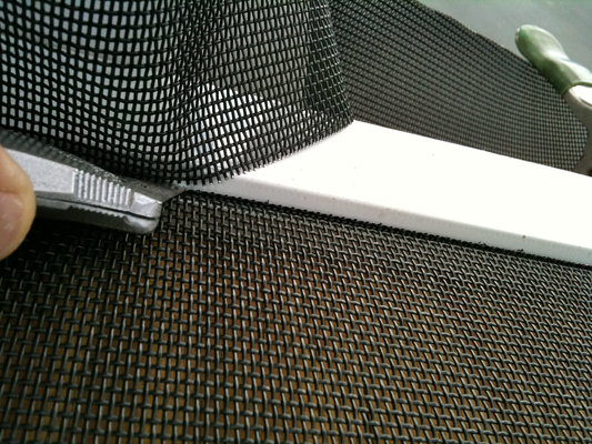 China supplier Gray / Black color pet screen mesh for fly screen