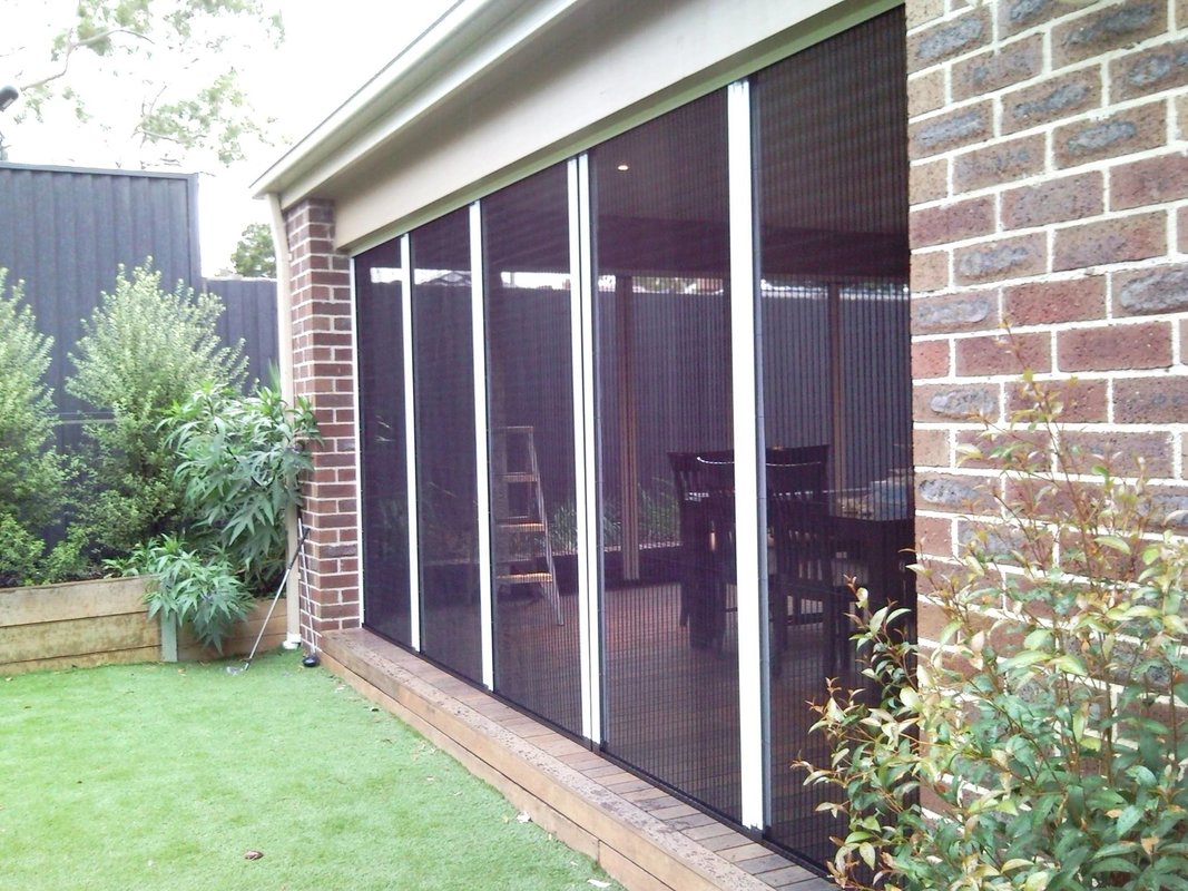 Trackless pleated mesh door with aluminum alloy frame and plated fly screens