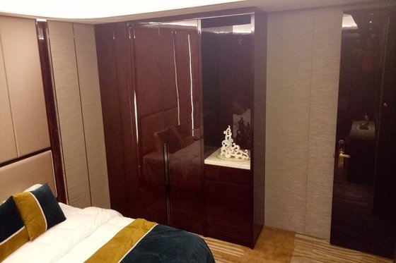 Economic Solid Wood Hotel Room Wardrobe Large Size High Gloss Highly Endurable