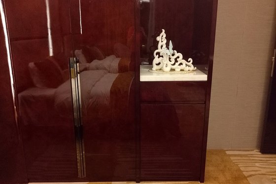 Economic Solid Wood Hotel Room Wardrobe Large Size High Gloss Highly Endurable