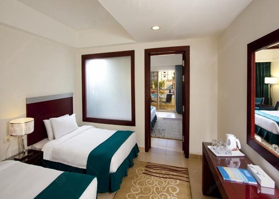 Modern Hotel Resort Bedroom Furniture Sets With Twin Beds / Tables