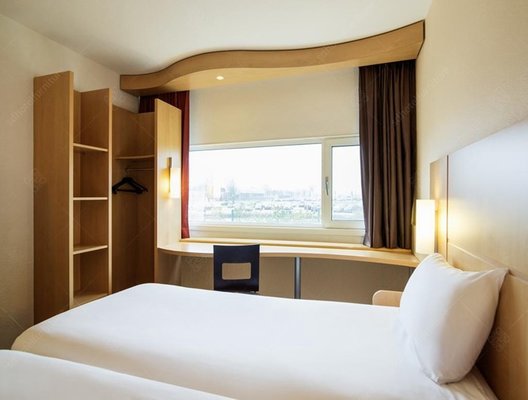 Ecomical 3 Star Hotel Bedroom Furniture Sets , Oak Veneer Hotel Room Furniture