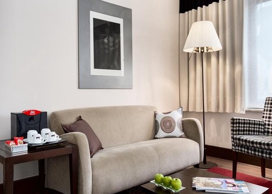 Dark Color Antique Solid Wood Hotel Bedroom Furniture With Veneer