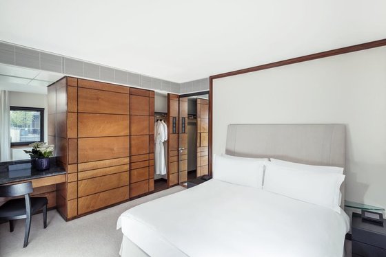 Wood Material White Color Design Hotel Bedroom Furniture Sets With Customized