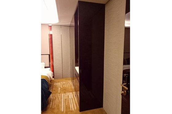 Economic Solid Wood Hotel Room Wardrobe Large Size High Gloss Highly Endurable