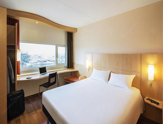 Ecomical 3 Star Hotel Bedroom Furniture Sets , Oak Veneer Hotel Room Furniture