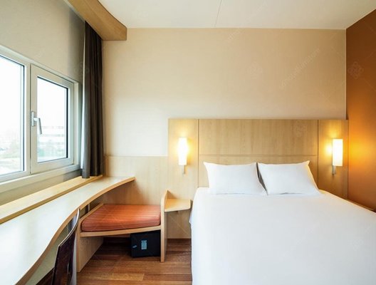 Ecomical 3 Star Hotel Bedroom Furniture Sets , Oak Veneer Hotel Room Furniture