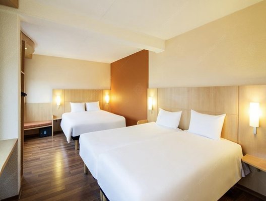 Ecomical 3 Star Hotel Bedroom Furniture Sets , Oak Veneer Hotel Room Furniture