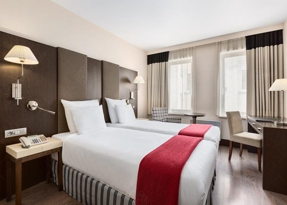 Dark Color Antique Solid Wood Hotel Bedroom Furniture With Veneer
