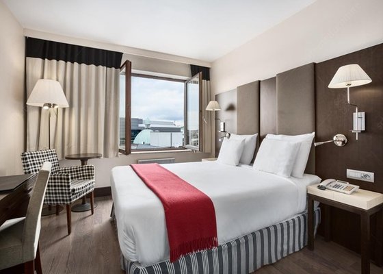 Dark Color Antique Solid Wood Hotel Bedroom Furniture With Veneer