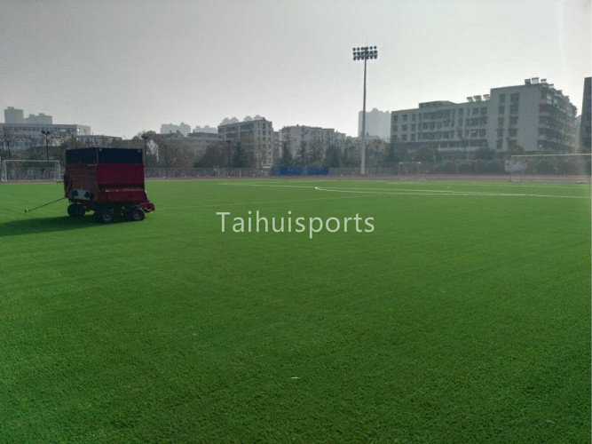 FIFA Standard SEBS Rubber Eco-Friendly Artificial Grass Infill System Four Sided Hollow Extrusion Low Bulk Density
