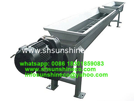 Screw conveying machine for various fruits, vegetables, fruit residue and broken fruits