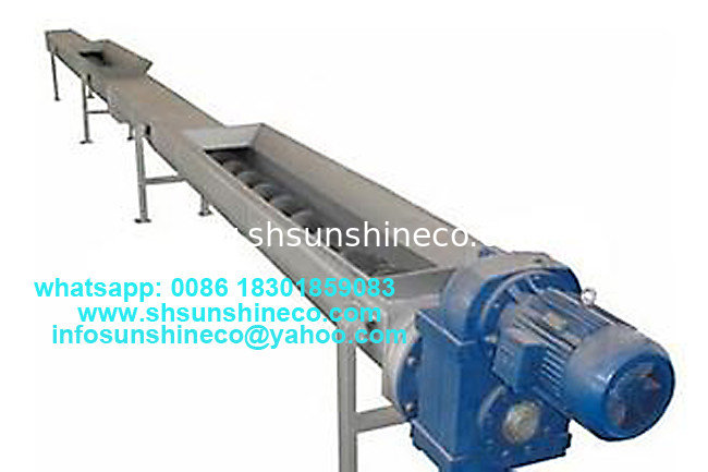 Screw conveying machine for various fruits, vegetables, fruit residue and broken fruits