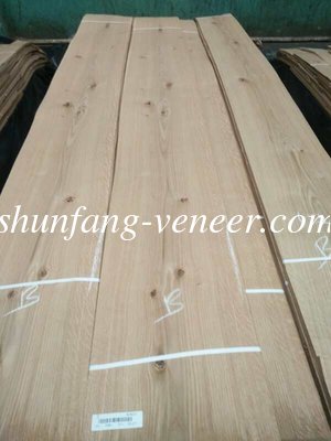 Knotty Oak Veneer Pippy Oak Wood Veneer With Rustic Texture supplier