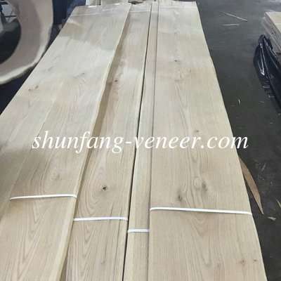 Knotty Oak Veneer Pippy Oak Wood Veneer With Rustic Texture supplier