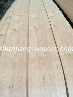 Knotty Oak Veneer Pippy Oak Wood Veneer With Rustic Texture supplier