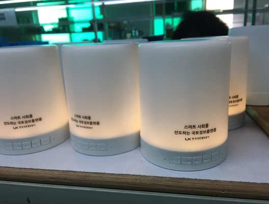 Multiple flashing light color Mini Portable Bluetooth Speaker with Night Lamb 3W 500mAh/3.7V supplier