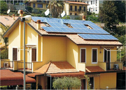 2KW steuern Dachspitze/Boden angebrachtes Gitter gebundenes Solarenergie-System 110V - 240V automatisch an