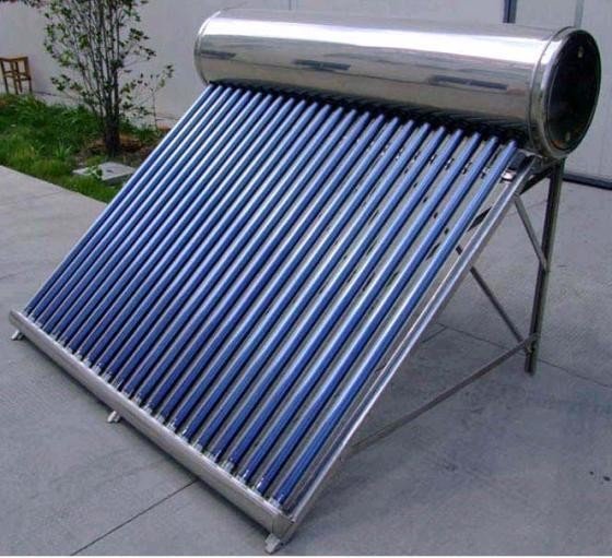 Der Wärmerohrsolarwarmwasserbereiter des Familienfreunds Vertrag unter Druck gesetzte mit kupferner Spule im Wasserbehälter