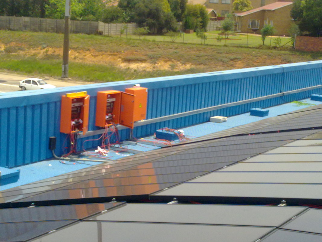 Outdoor Monitoring PV Smart Combiner Box With 1000V DC Fuse , Solar Array Junction Box