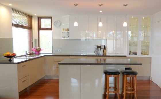China High glossy lacquer kitchen cabinet supplier