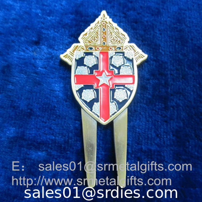 Engraved metal golf divot tool with colour filled, metal golf pitchfork with engraved logo supplier